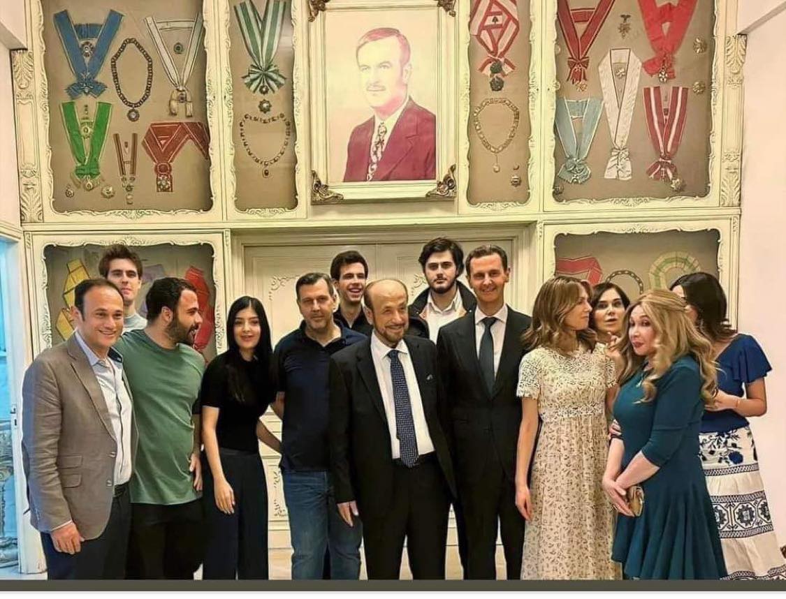 الرئيس السوري واللواء ماهر الأسد يلتقيان عمّهما رفعت في دمشق بصورة ...